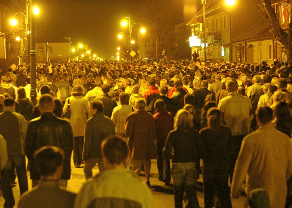 worship crowd | Living Life Successfully